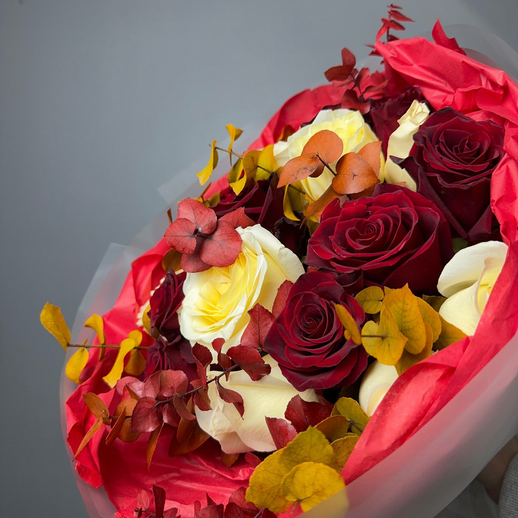 FRESH FLORA Букет «Радуга эмоций» – 19 эквадорских роз в желтом, белом и красном с эвкалиптом для свадьбы и яркого поздравления