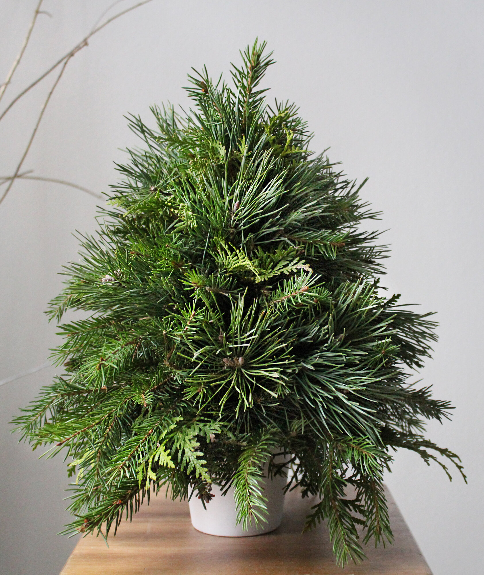 Ёлочка новогодняя "Живая Хвоя" M, ароматные ветви сосны, ели и других хвойных пород, собрана на флористической губке