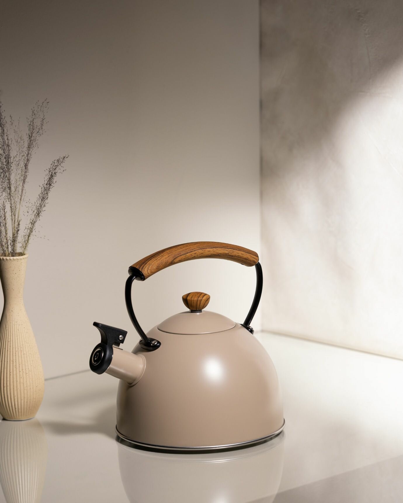 Чайник со свистком. Состав:100% Нержавеющая сталь. Размер:22X22X19CM. Цвет: Бежевый/ELITA