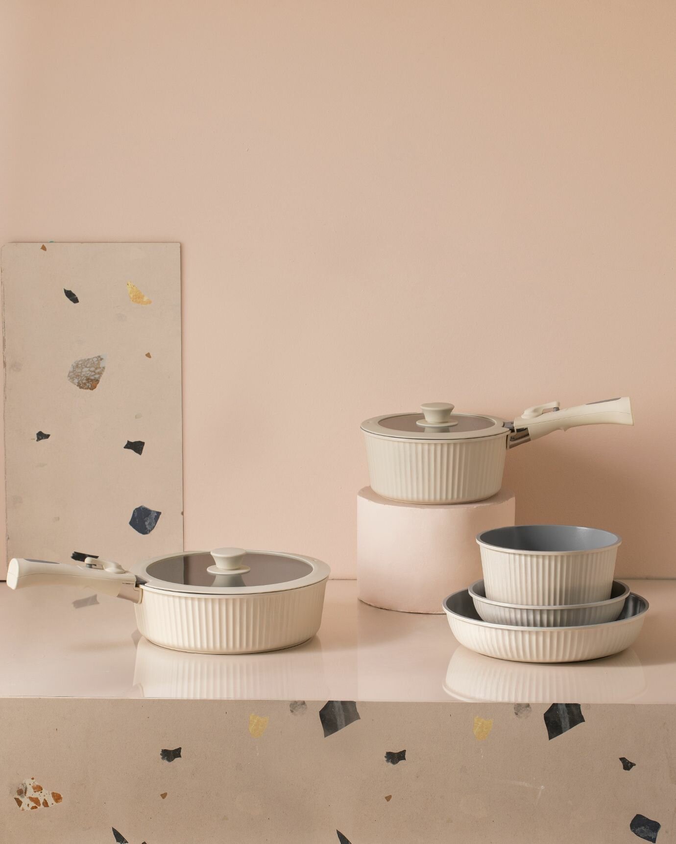 Набор кастрюль со сковородками с крышкой, 5 шт. Состав:100% Алюминий. Размер:20X26X26X18X20CM. Цвет: Белый/BENARD