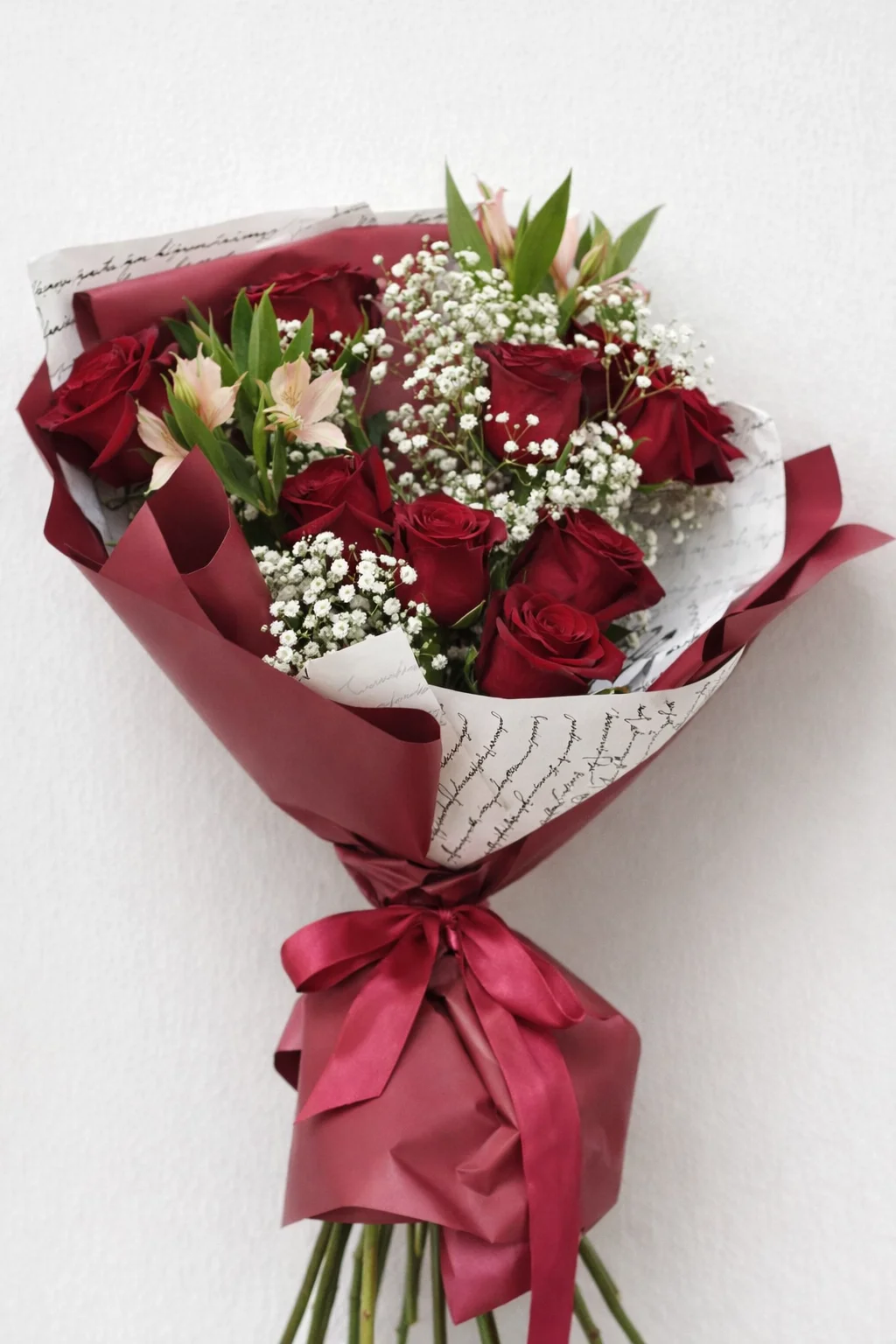 Букет красных роз. Альстромерия. Гипсофила. В праздничной упаковке