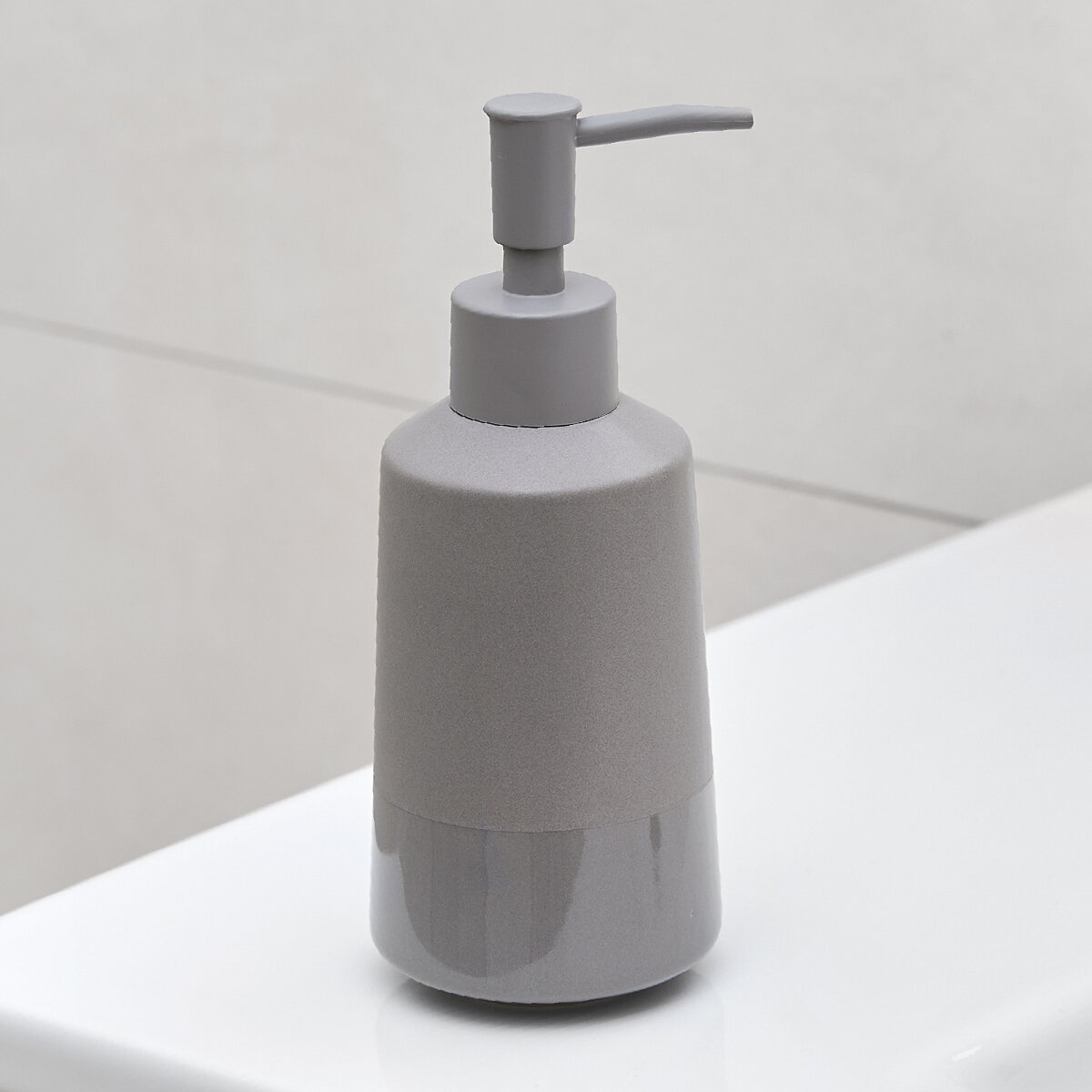 Дозатор для жидкого мыла керамический 260 мл Magma серого цвета