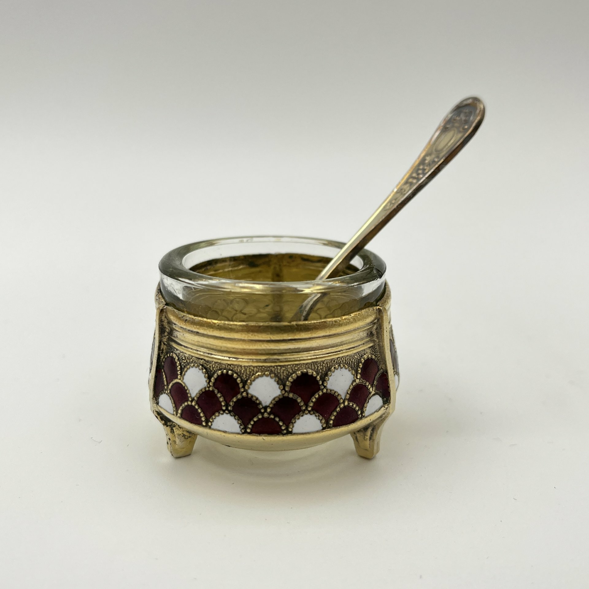 Солонка с декором в виде чешуи и ложечкой, мельхиор (медь-никель), эмали, стекло