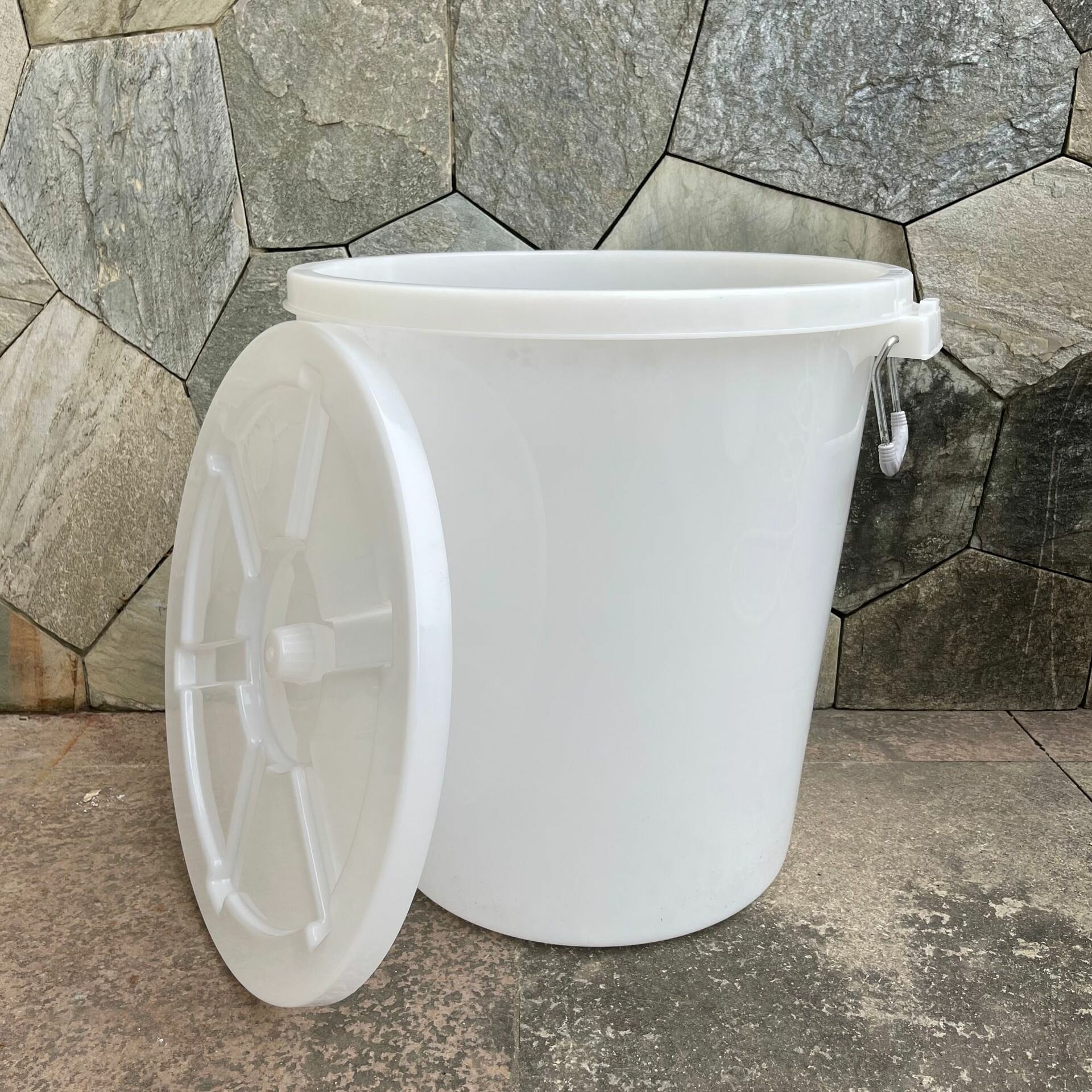 Оптовая продажа пластиковых больших ведер для хранения воды с крышкой, пластиковое ведро с железными ушками, пищевой пластик, круглое ведро для пивоварения