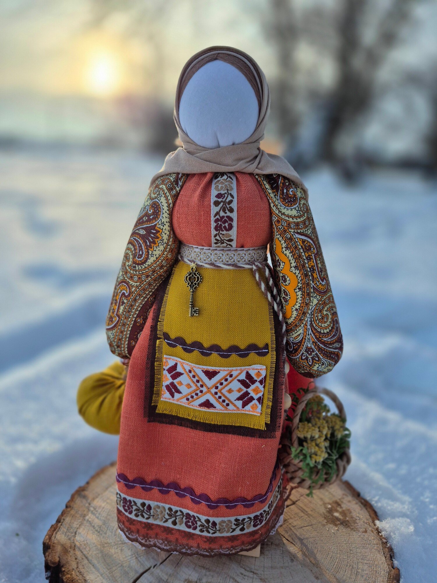 Кукла оберег "Берегиня", ручная работа, дерево, текстиль, 30-35 см