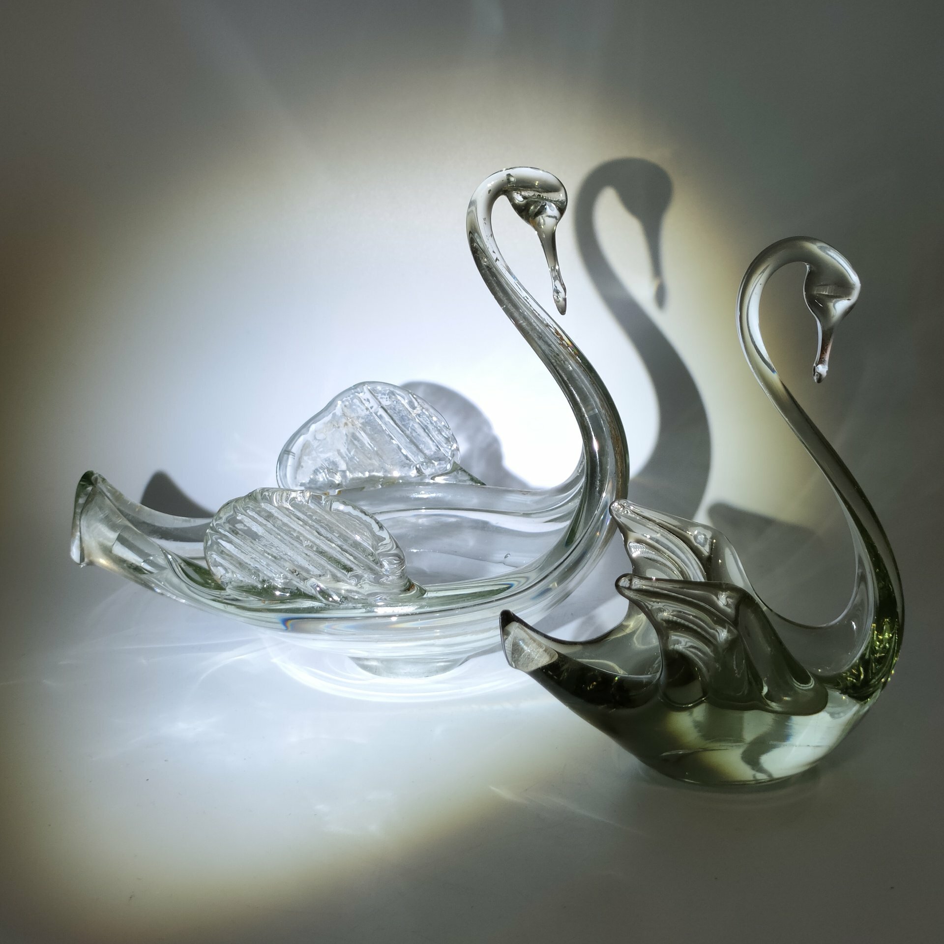 Пара статуэток (мелочниц) "Лебедь" (в подборе), стекло, гутная техника, СССР