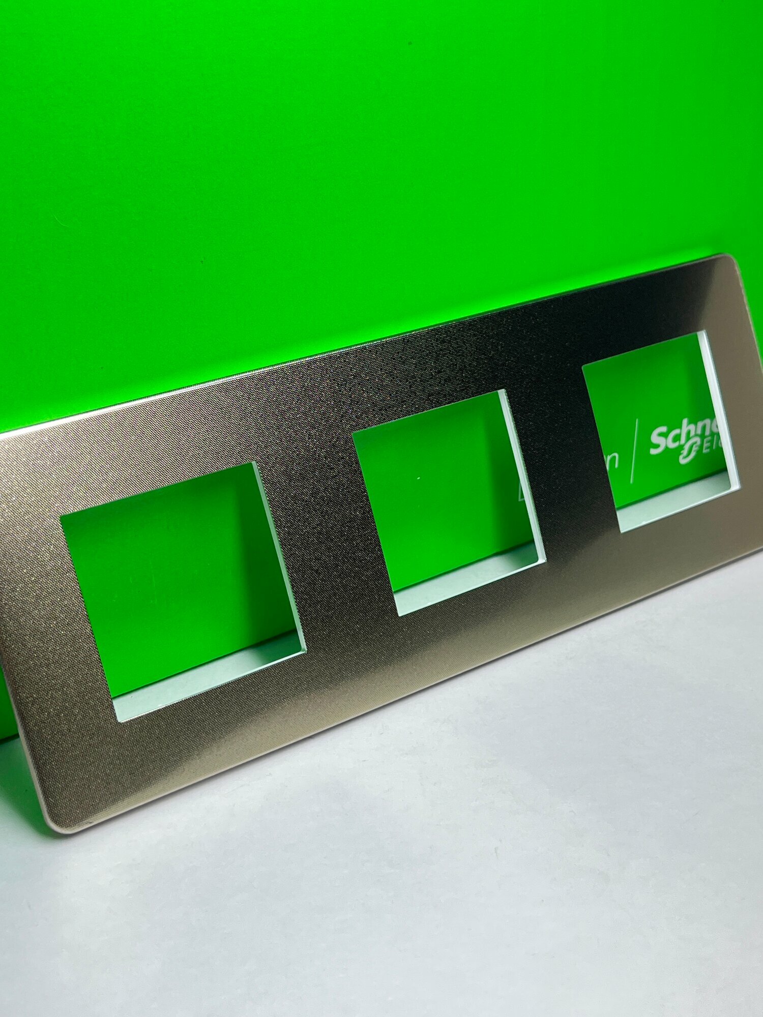 Unica Studio Бронза/Белая Рамка 3-ная NU280650 Schneider Electric