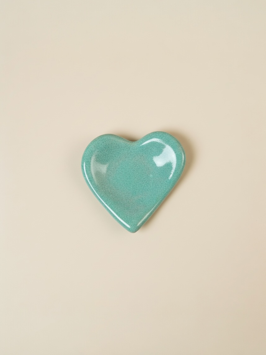 Блюдце ручной работы Августа в виде сердечка, мятное, керамика, 6 см