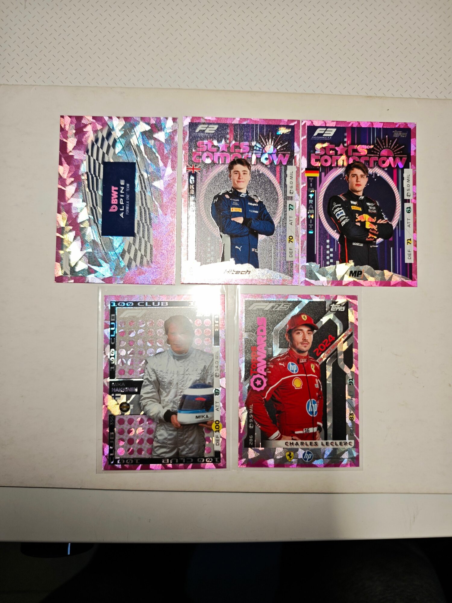 Набор коллекционных карточек Topps Turbo Attax Purple Refraction 2025 года (5 карточек)
