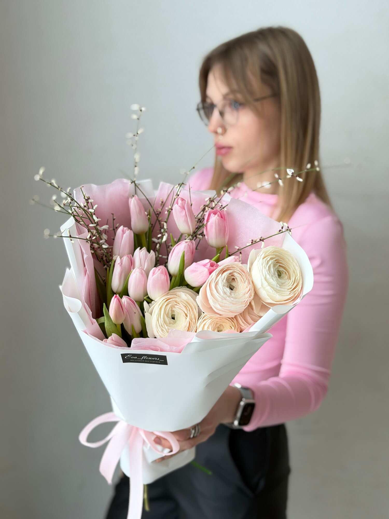 Пять ранункулюсов и 15 тюльпанов в весеннем стиле с генистой