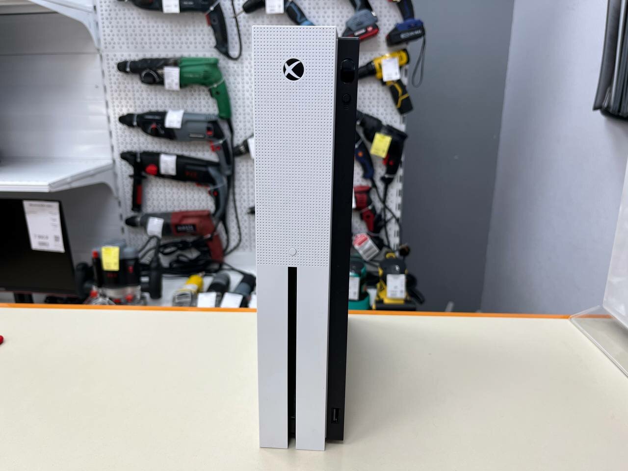 Игровая приставка Microsoft Xbox One S, Blu-ray, 500GB, нет геймпада Б/У Уценка