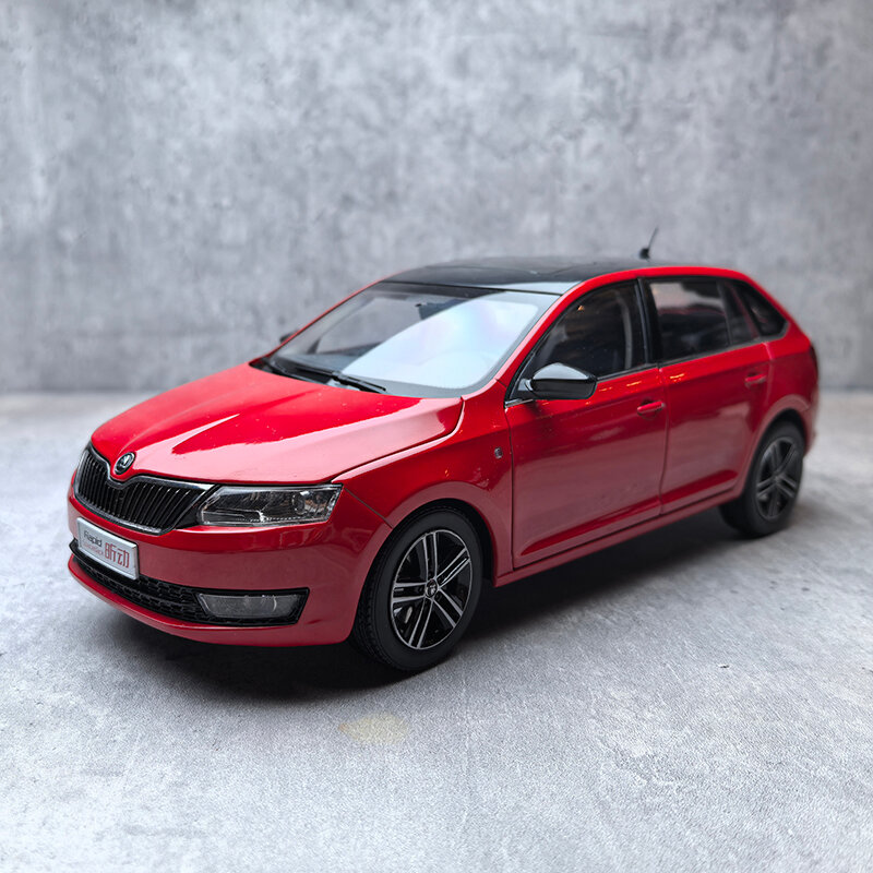 Модель автомобиля Skoda Rapid 1: 18 из металлических сплавов, красный