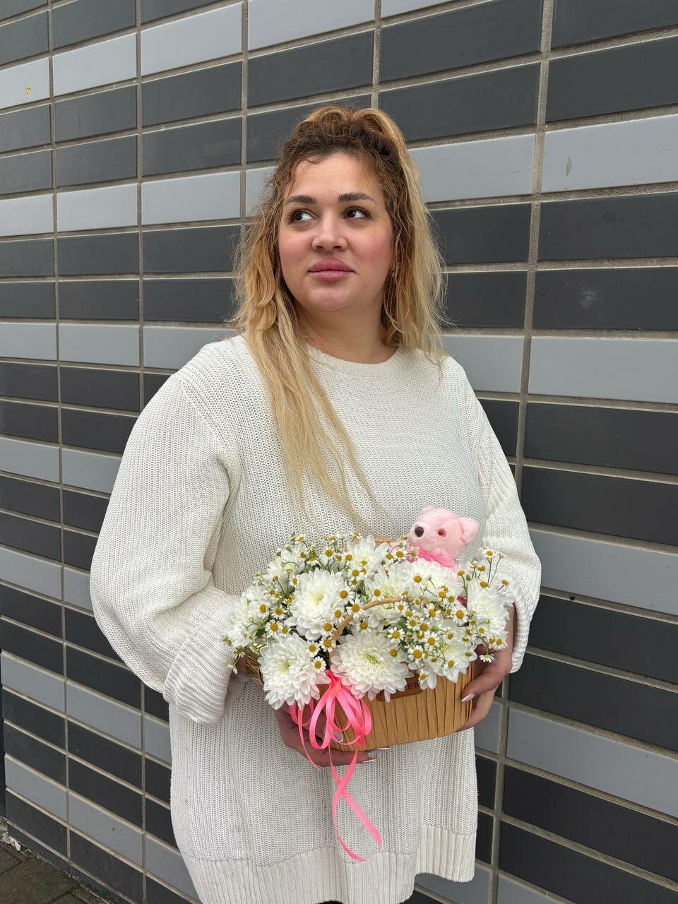 Композиция в корзине "Полянка с цветами", с ромашками, хризантемами, игрушкой