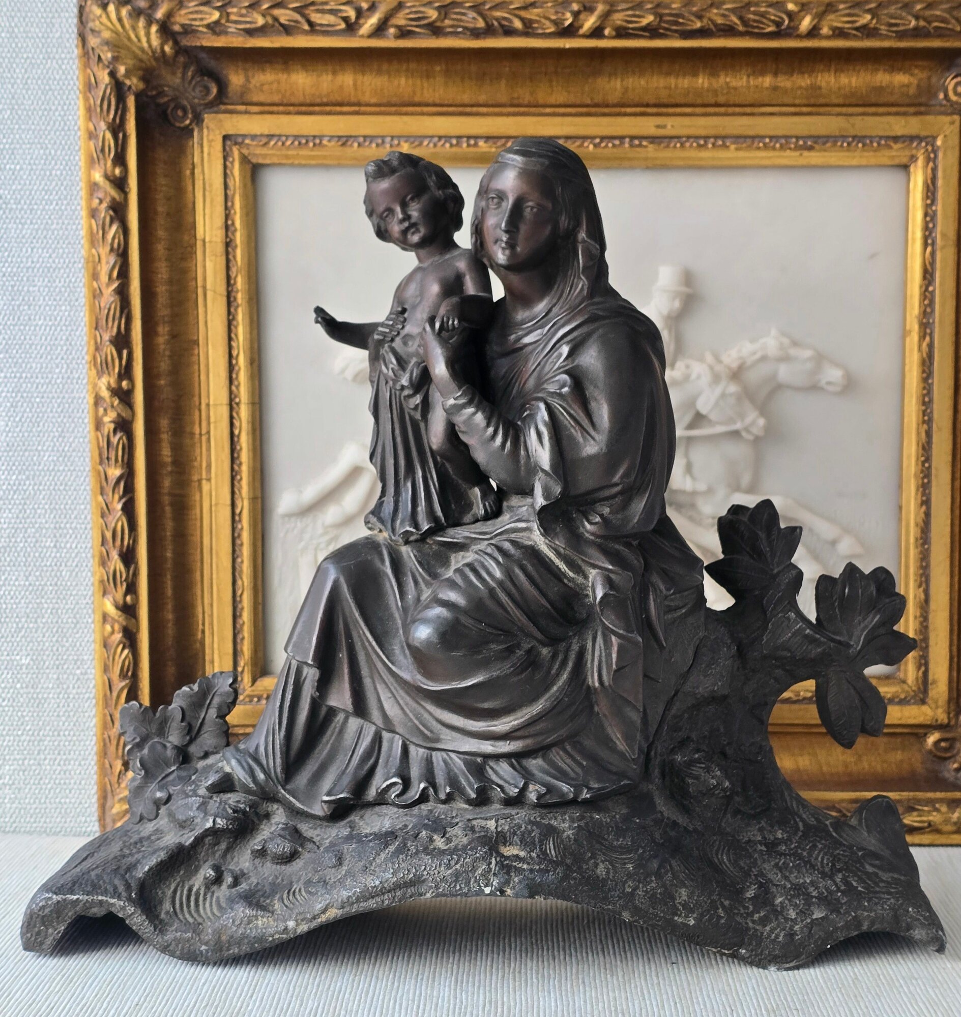 Антикварная скульптура "Мадонна с младенцем"