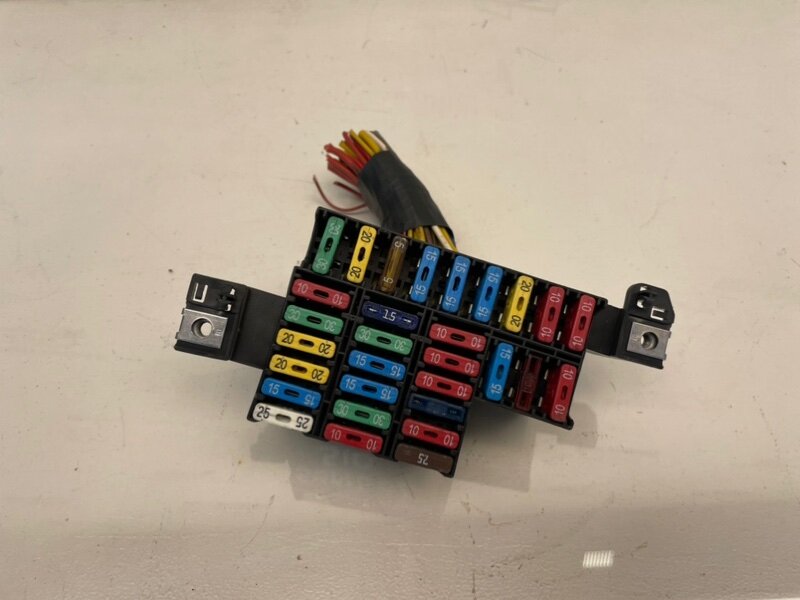 Б/У блок предохранителей, реле салона Renault Symbol 2007 LB K4J713 46504 RENAULT арт. 7703297597