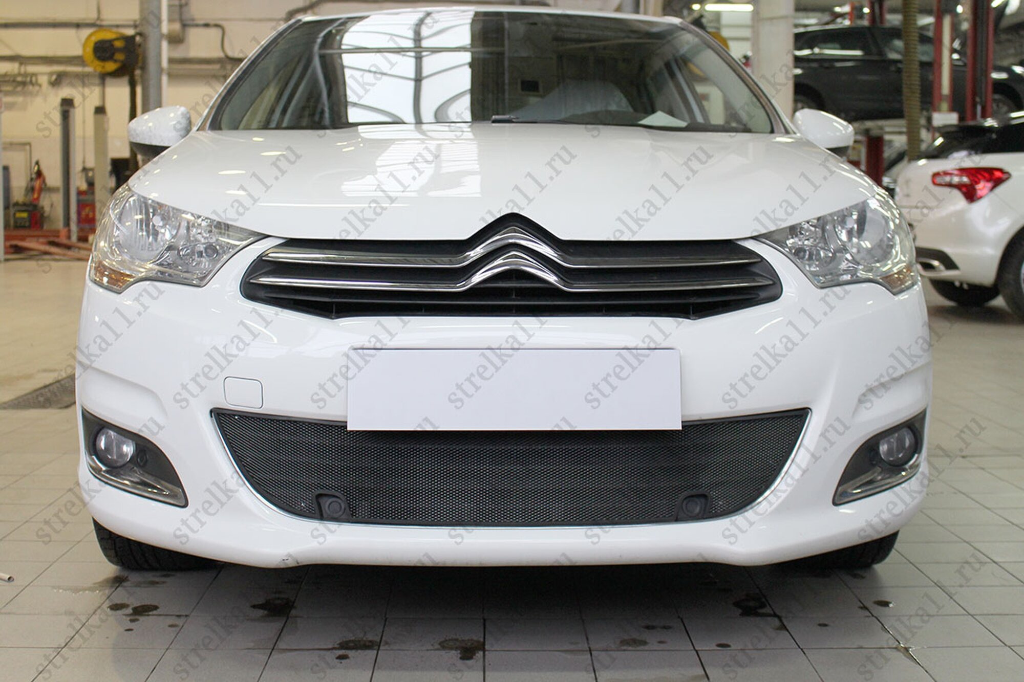 Защитная сетка радиатора с окантовкой и защелками для Citroen C4 (Хэтчбек) 2013-2016 (II), с ПТ