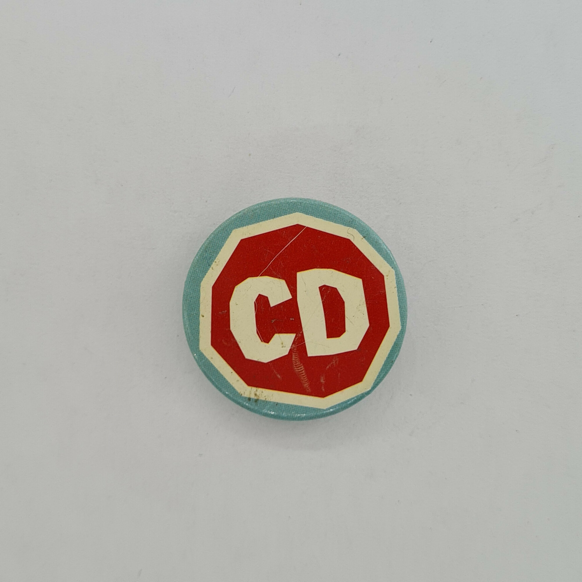 Значок СССР. Надпись CD, музыка, красный восьмиугольник. Винтажный значек.