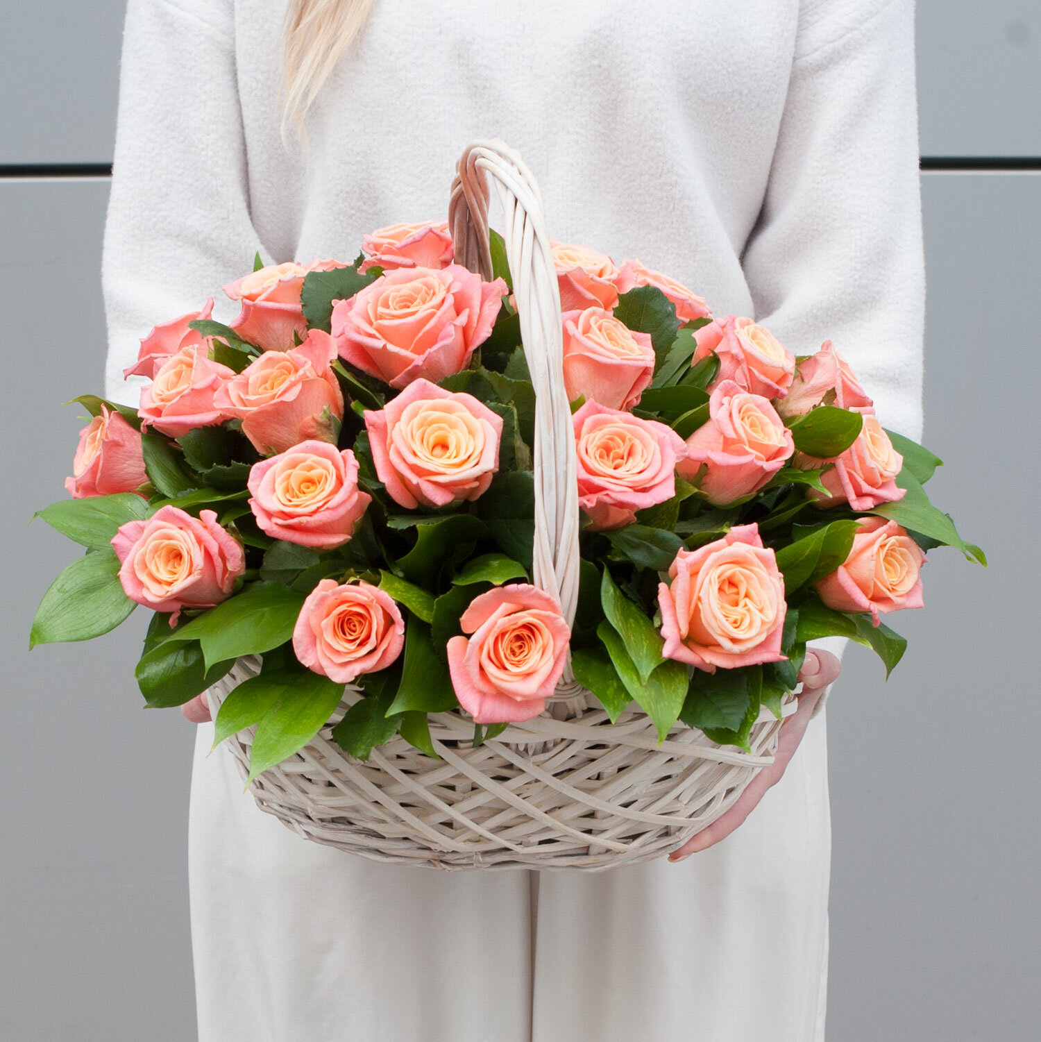 Корзина из 25-ти персиковых роз сотра Мисс Пиги "Сочный персик"