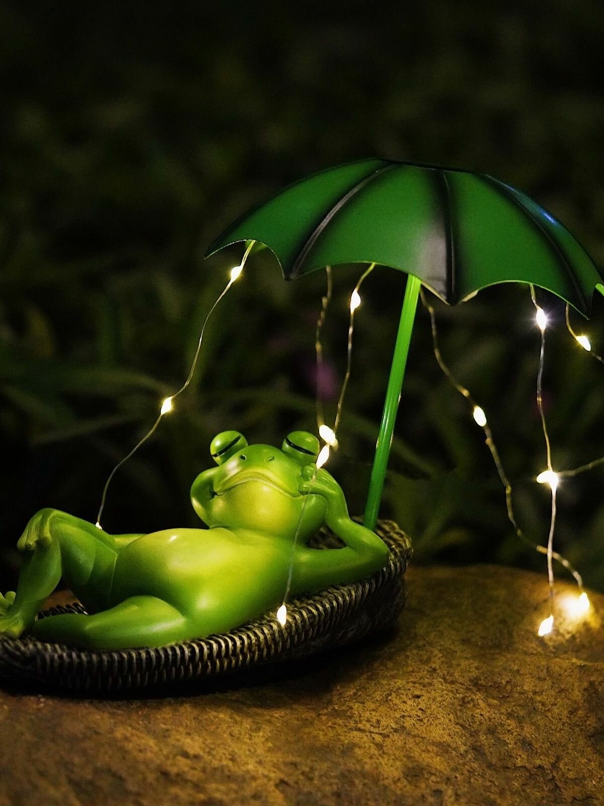 Садовая фигурка "Лягушка с зонтиком на боку"