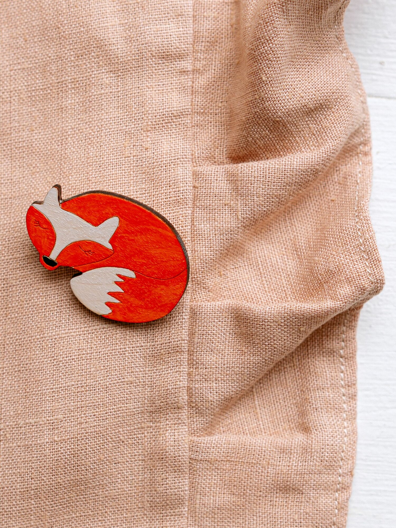 Значок ручной работы "Спящий лис", благое дело, дерево, 5*5 см.