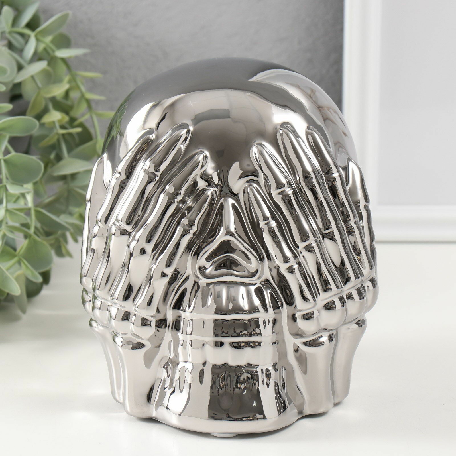 Фигурка керамика "Череп с кистями на глазах", серебро, 13.5x14x15 см