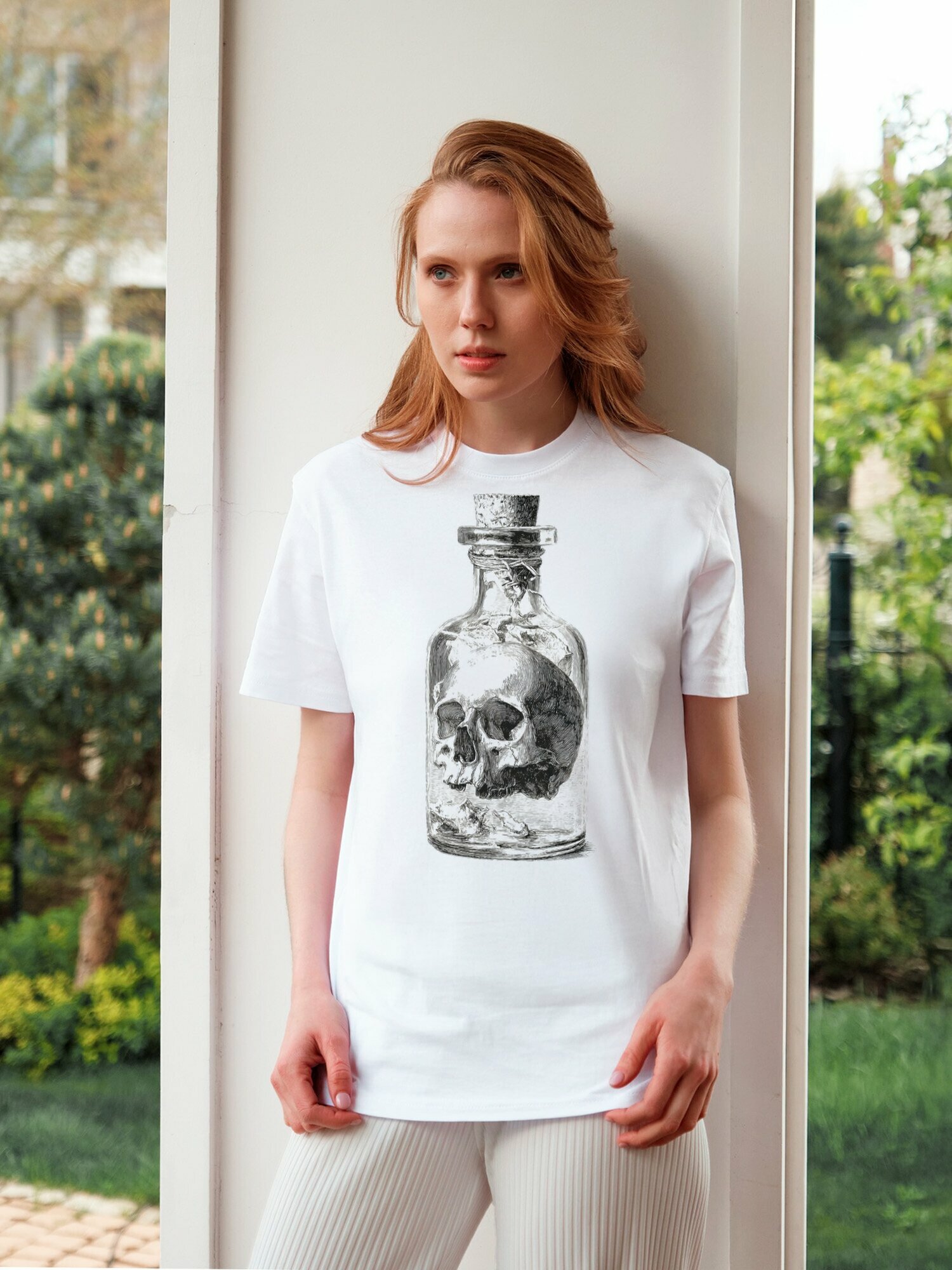 Футболка классическая женская с авторским принтом Винтажная черно-белая бутылка с черепом, ретро стиль, черная графика, белый хлопковый трикотаж с прикольным рисунком на груди