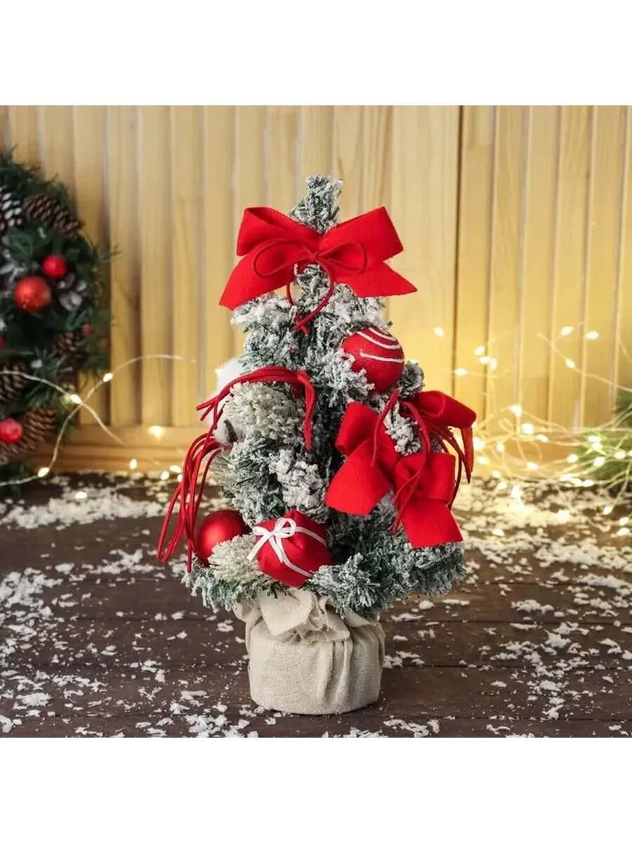 Красная настольная елка с украшениями