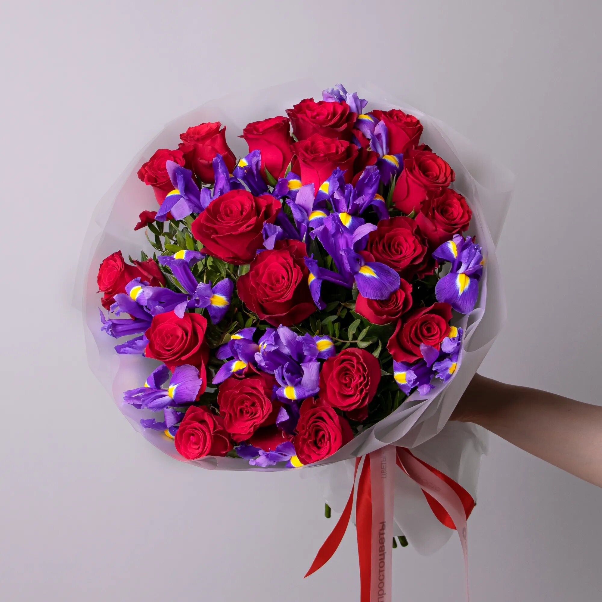 Дуобукет из красной розы и синего ириса в коробке и аквабоксе от "Простоцветы"