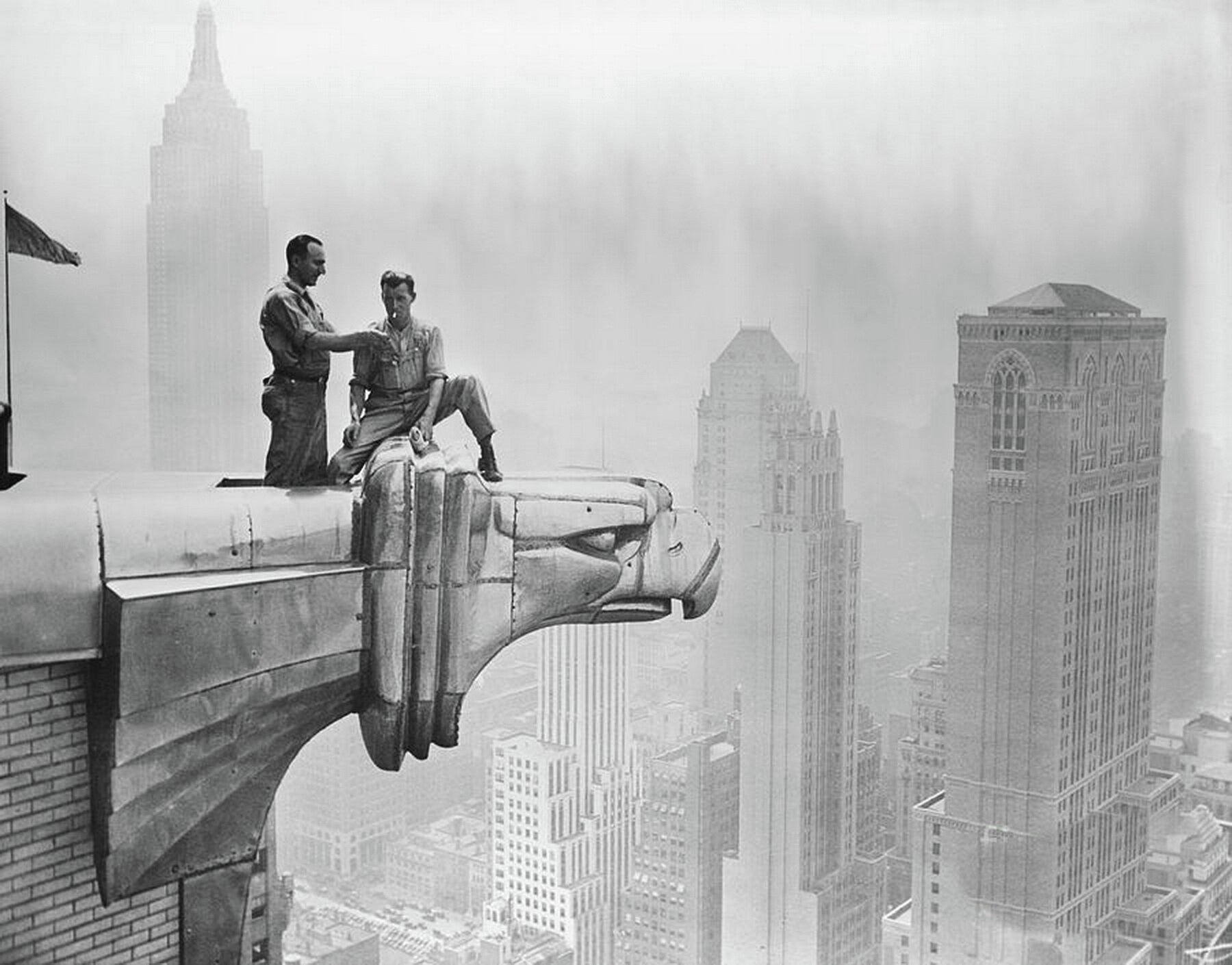 Плакат, постер фото рабочих, строящих Эмпайр-стейт-билдинг на бумаге, размер 42х60см