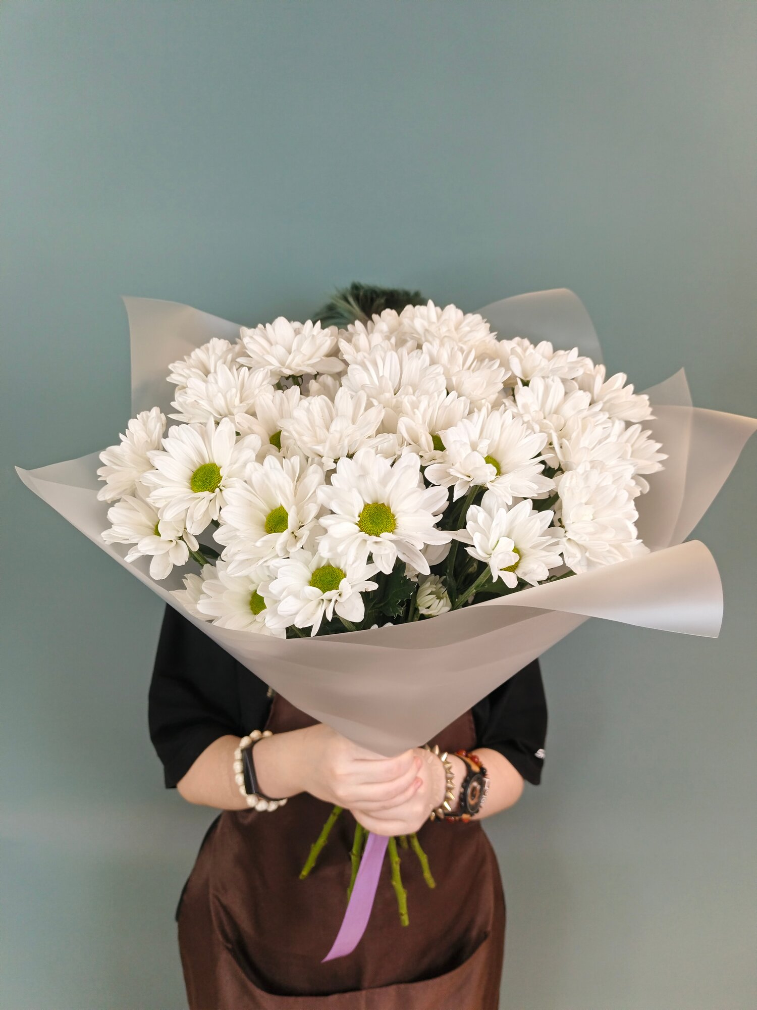 Букет цветов "Хризантема кустовая белая" 7шт в матовой упаковке, диаметр 45см, высота 50см