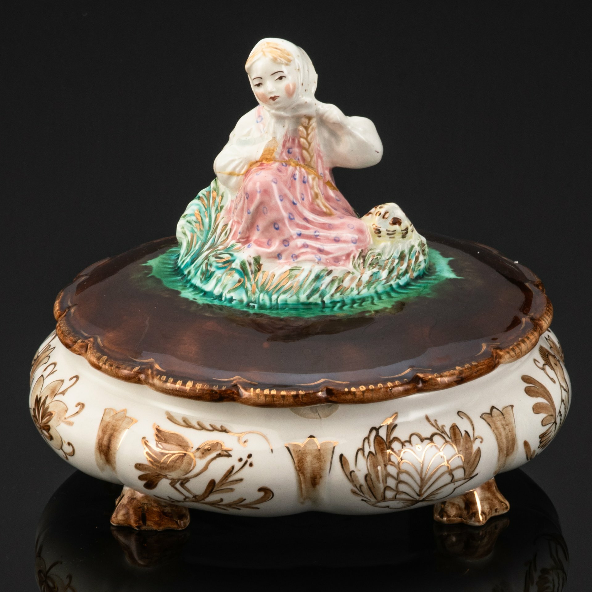 Фаянсовая шкатулка "Аленушка", автор М. П. Холодная, фаянс, роспись, крытье