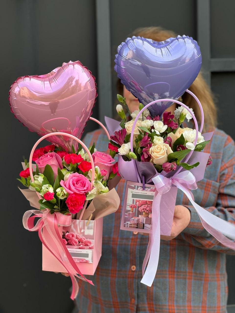 Композиция в сумочке для женщины (2 шт.) с розами, альстромериями, гвоздикой, шаром, открыткой от Цветы с Кукушкой с доставкой в Москве