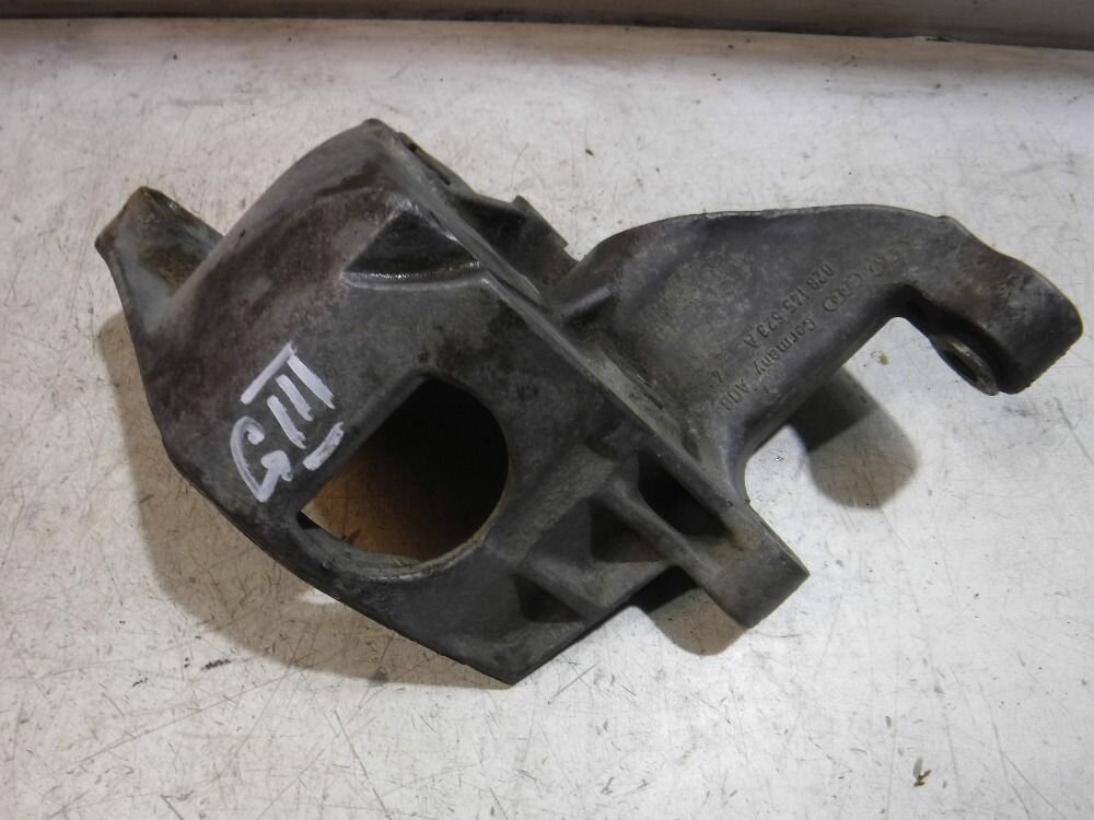 Кронштейн гур VW Golf III 028145523A