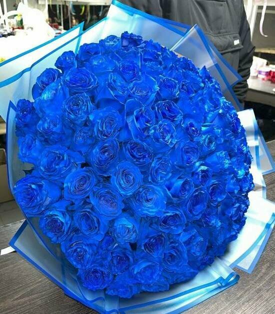 Букет из синих роз, 101 цветок, высота 70см, оформление крафт-бумагой