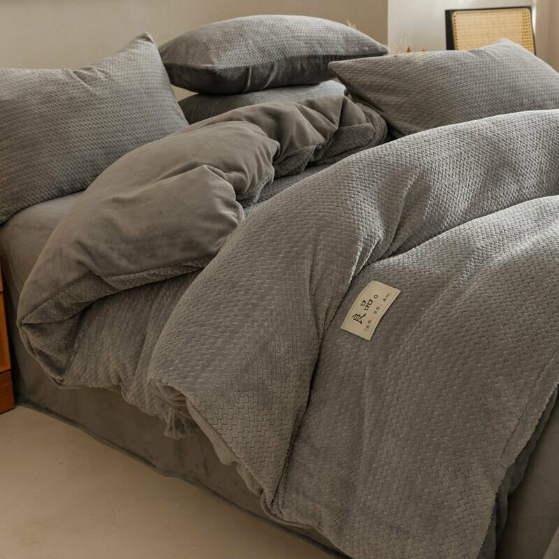 Этот зимний комплект постельного белья из четырёх предметов изготовлен из плотной фланелевой ткани и подходит для кроватей шириной не более 1,8 м. Размер пододеяльника составляет 200 х 230 см.