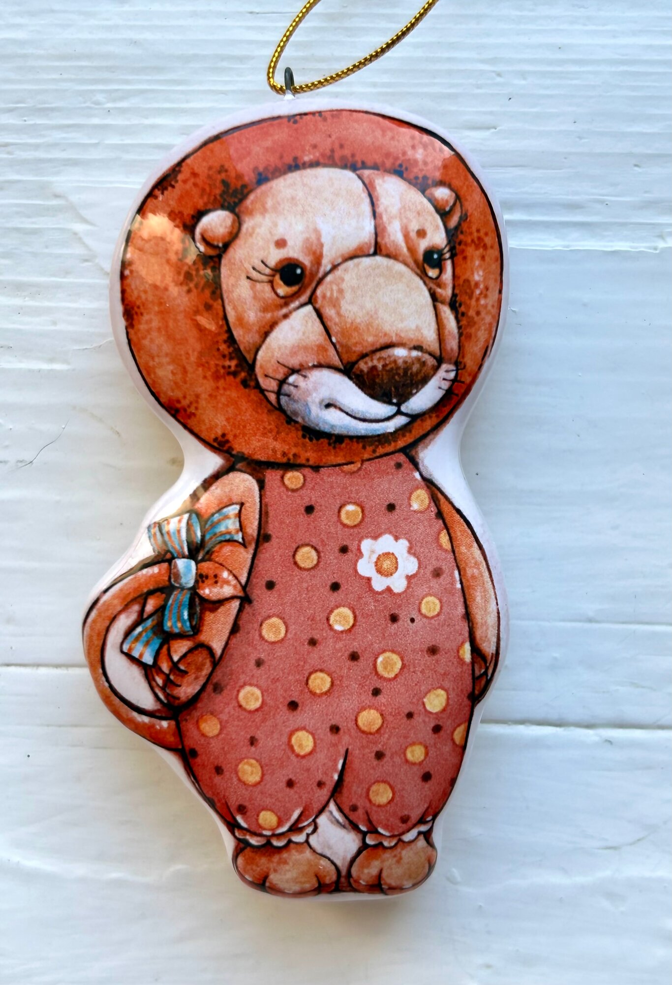 Елочная игрушка Плюшевый львенок. Майолика. Размер 8,5х5,5 см.