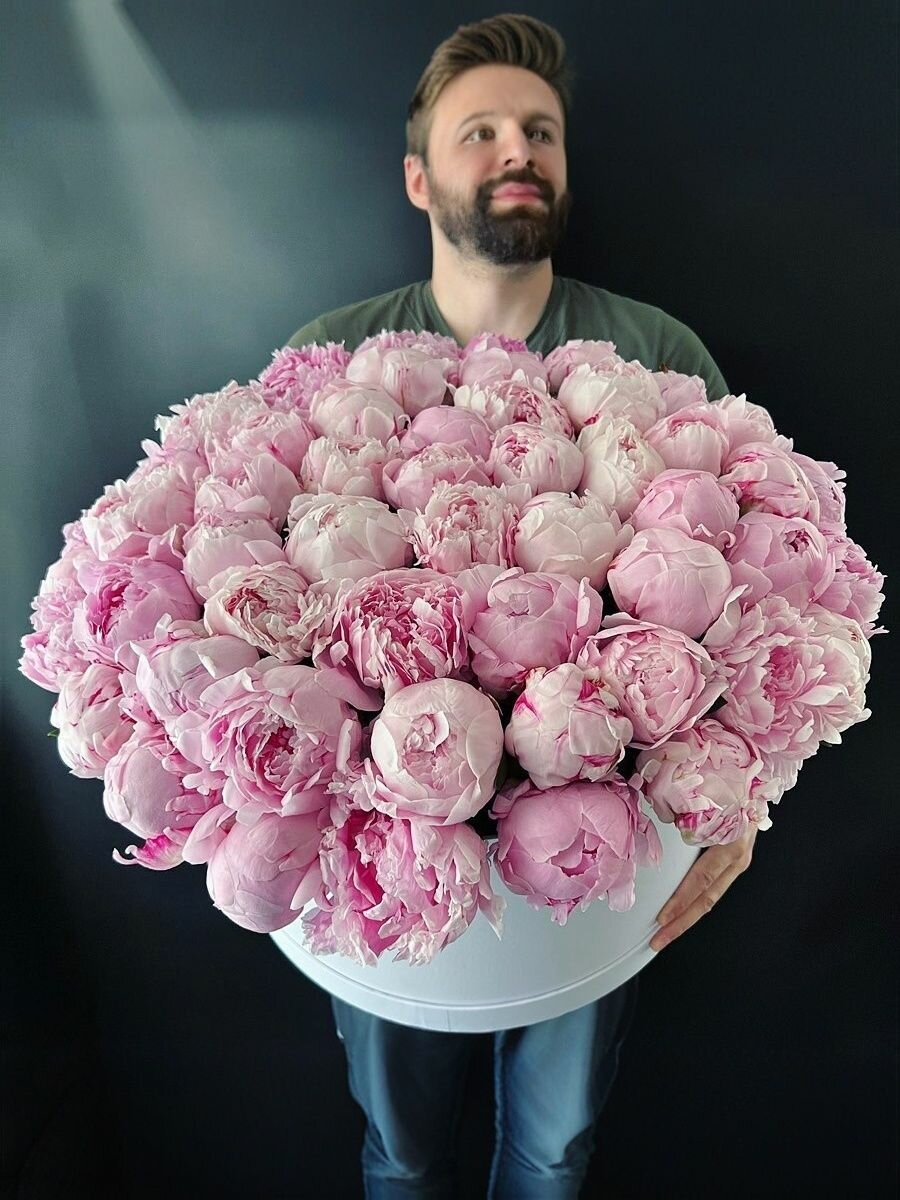 Букет из 51 ароматного розового пиона сорта Сара Бернар в шляпной коробке