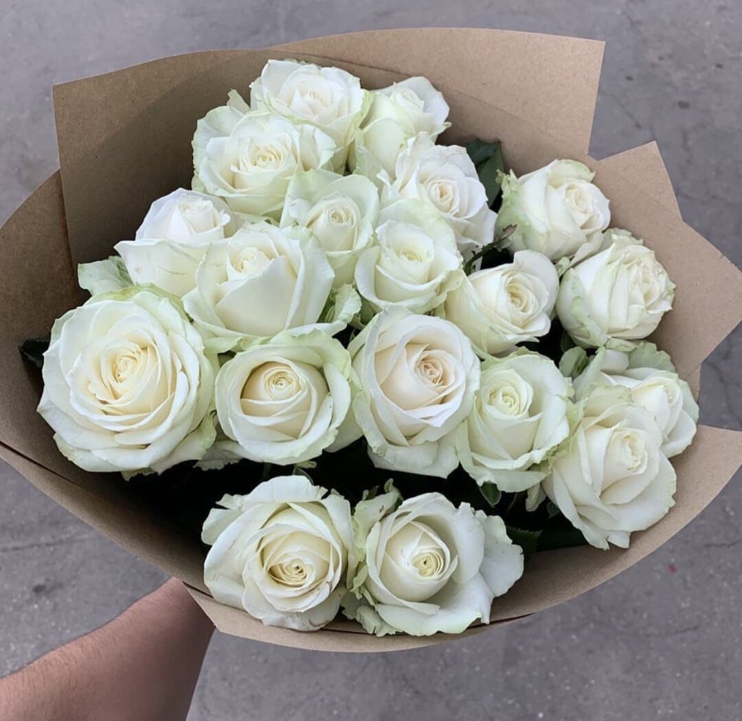 Букет из 19 белых розы 60 см
