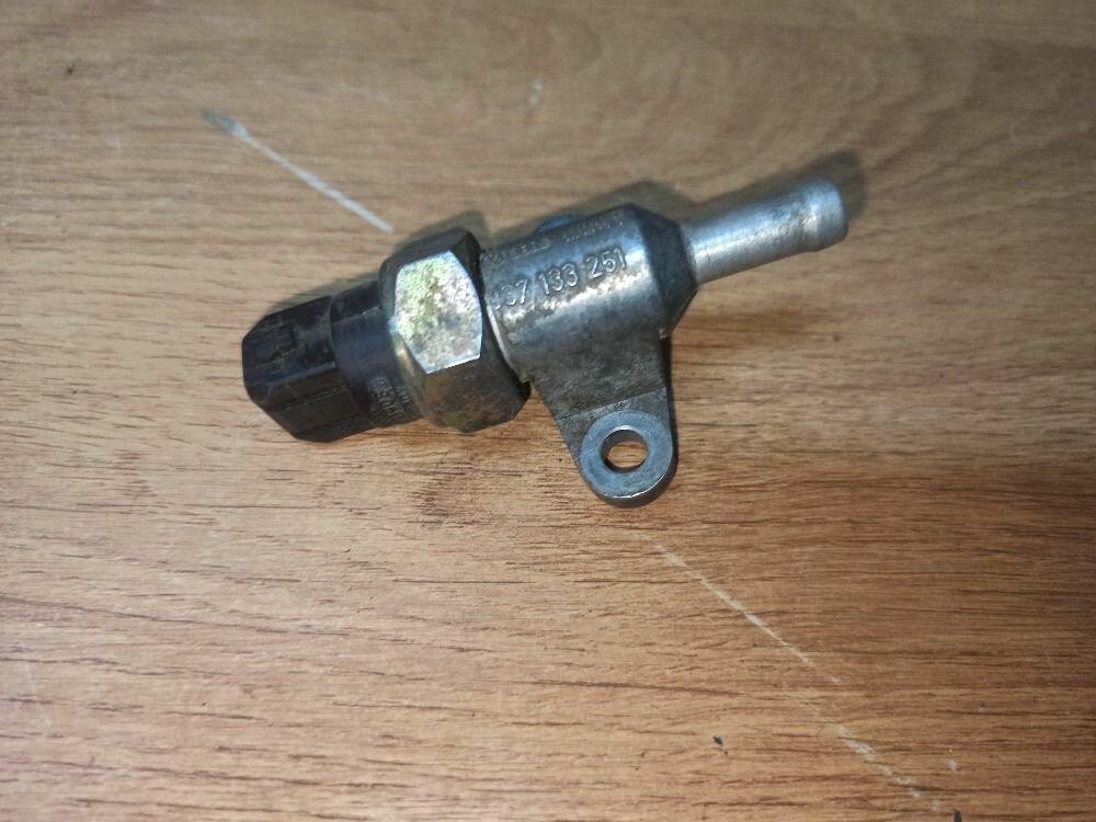 Датчик давления топлива 1.8 PF PB VW Passat B3 357919081