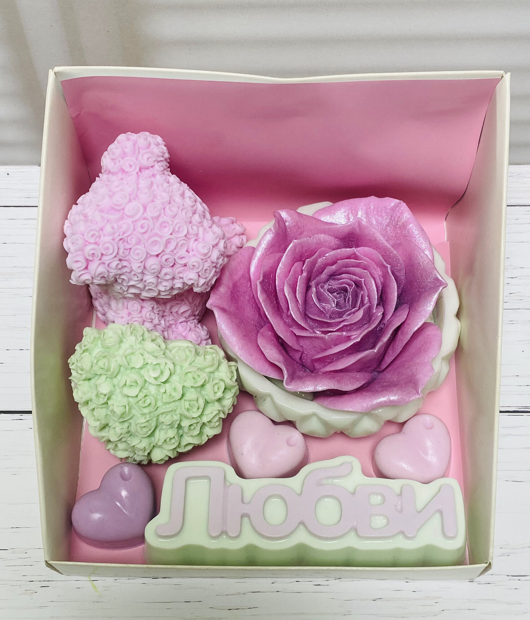 Подарочный набор сувенирного мыла , с пленительным ароматом розы.
