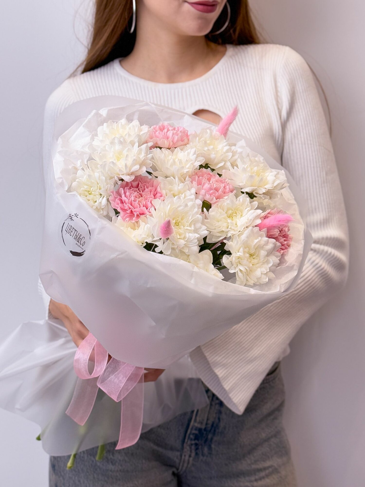 Нежный букет с диантусами и кустовой хризантемой "Пудровая нежность"