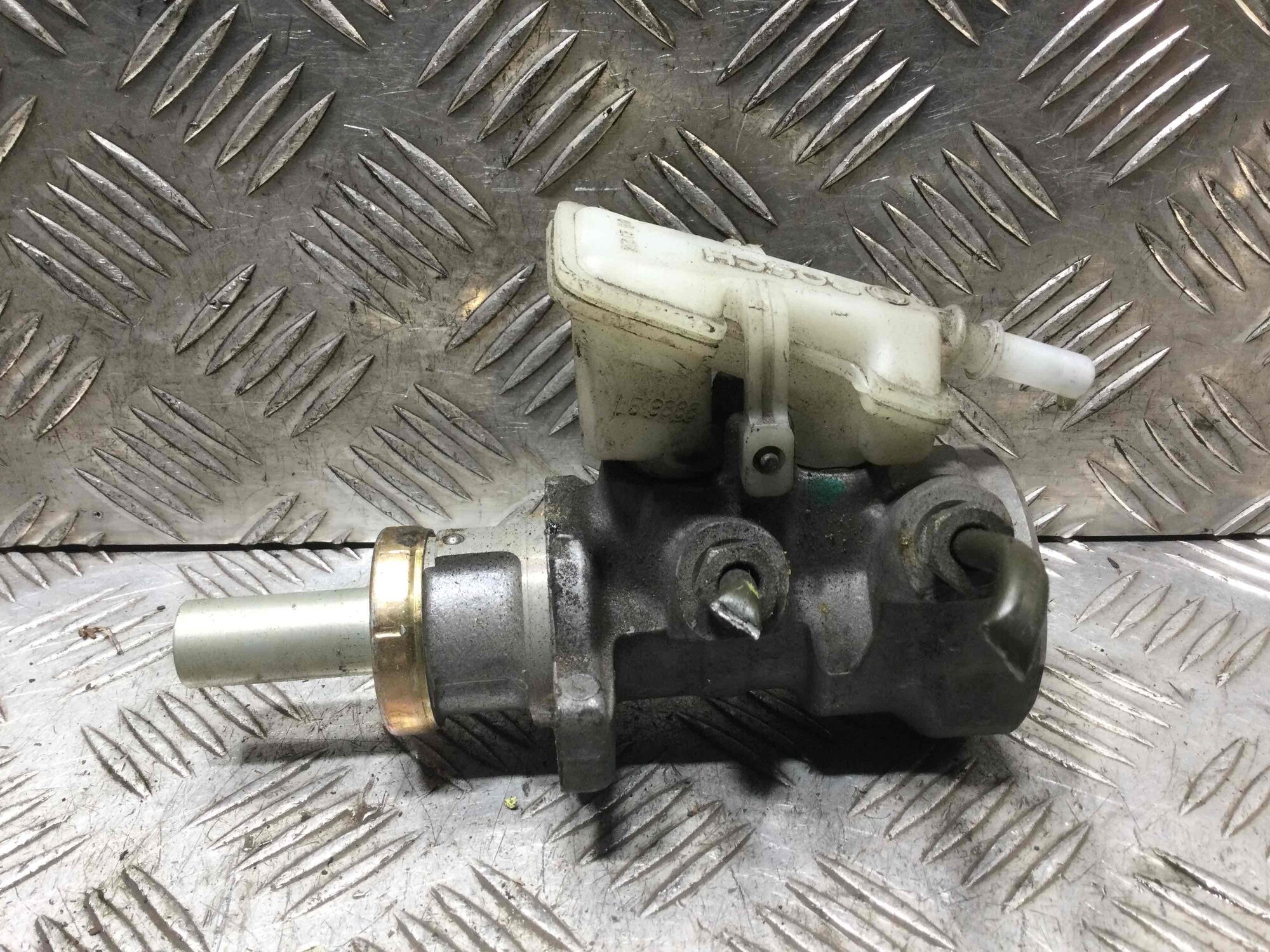 Б/У Цилиндр тормозной главный Ford Focus 1 поколение [рестайлинг] (2001-2005) 2001 г.