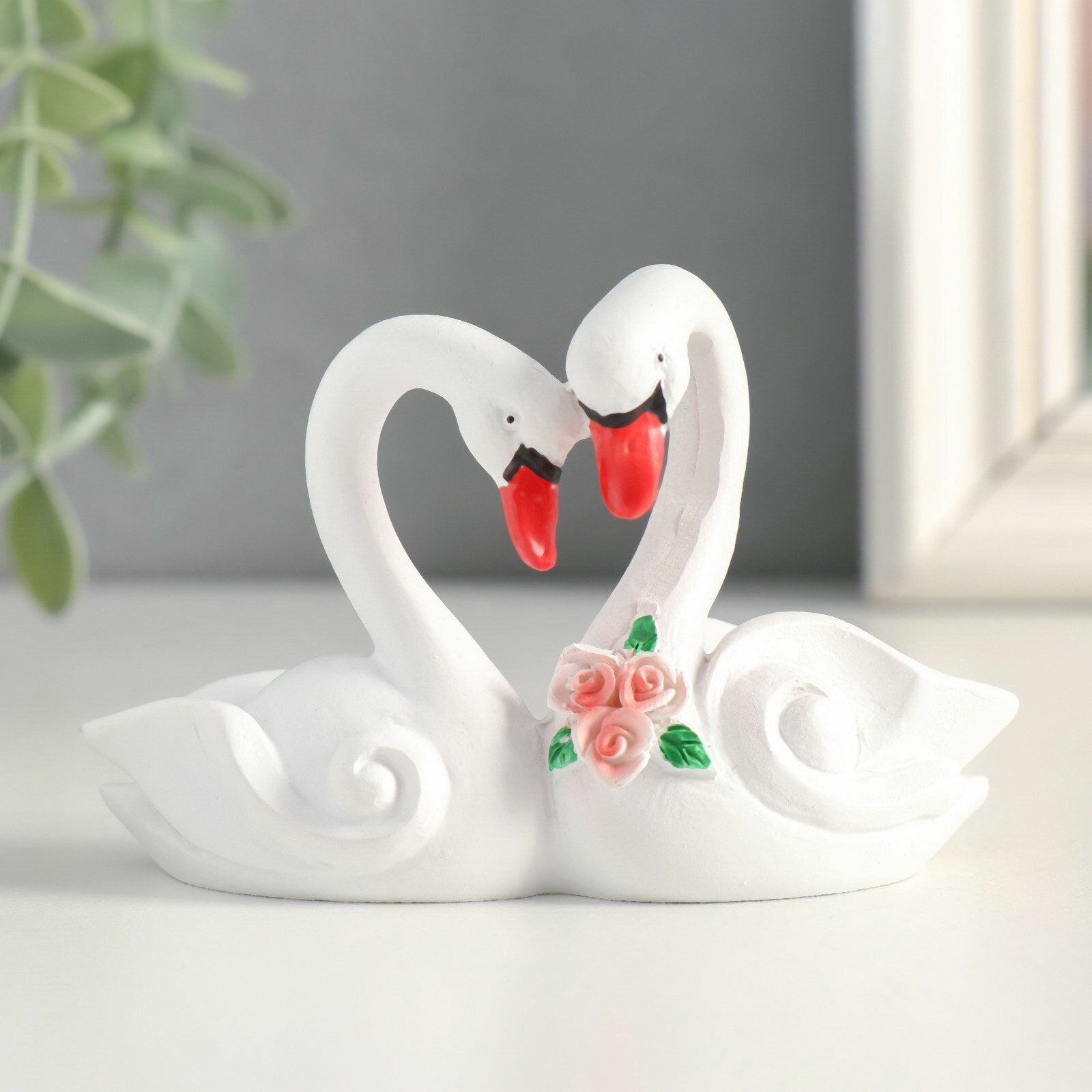 Фигурка полистоун "Два белых лебедя с розами", 3.2x9.5x6.2 см