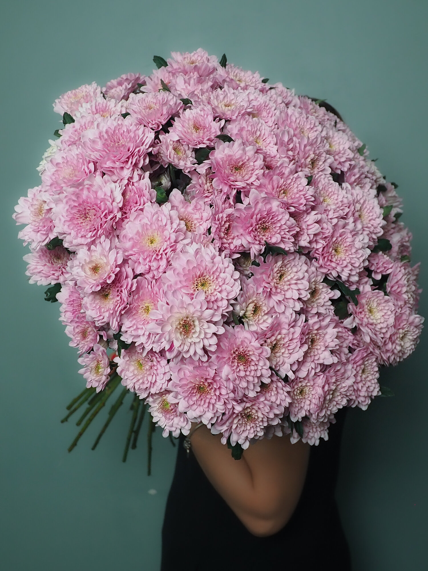 Сиреневое очарование — нежный букет живых цветов из кустовых хризантем