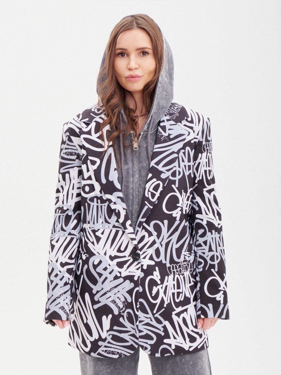 Пиджак Женский черный жакет с принтом граффити удлиненный