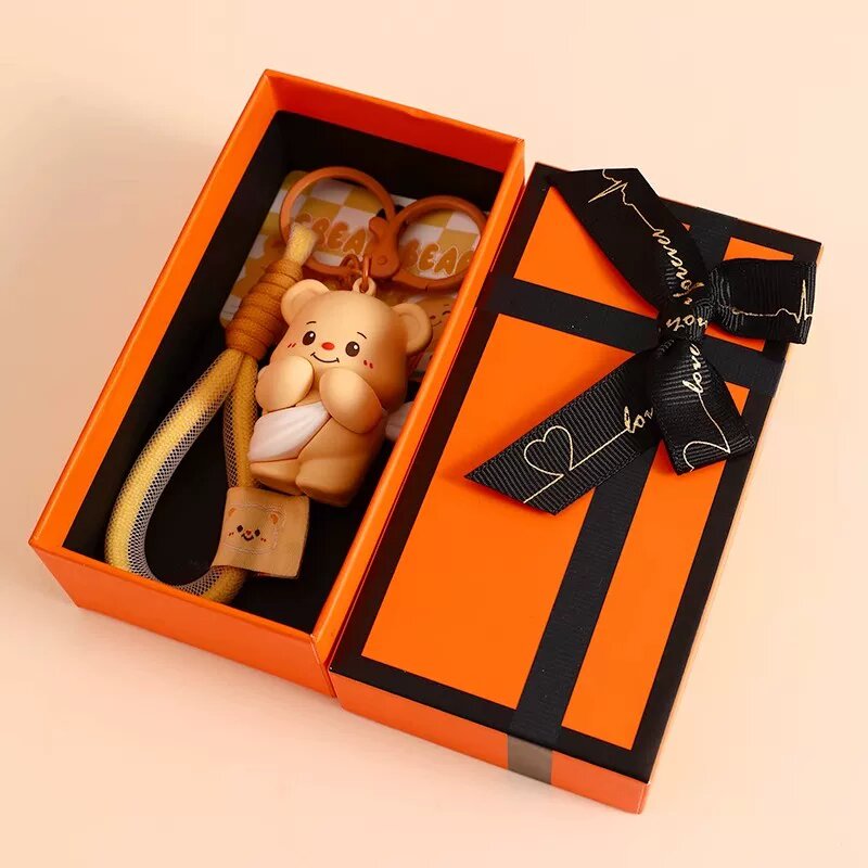 Новый брелок-медвежонок из кремовой ткани 2024 года для женщин, милый аксессуар для рюкзака, маленький сувенир Брелок