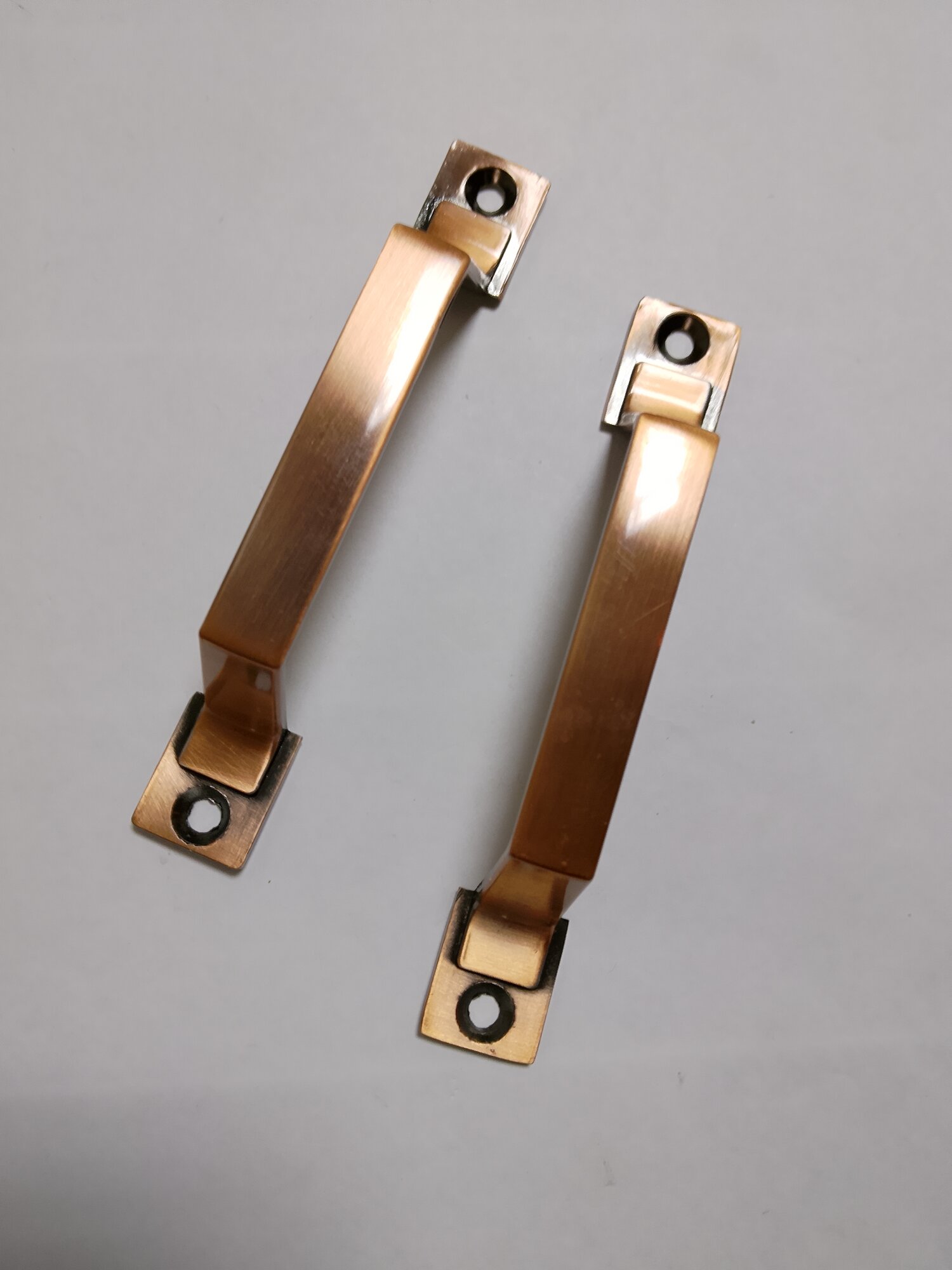 Ручка - скоба дверная , цвет медь, в комплекте 2 штуки, высота ручки 25 мм.