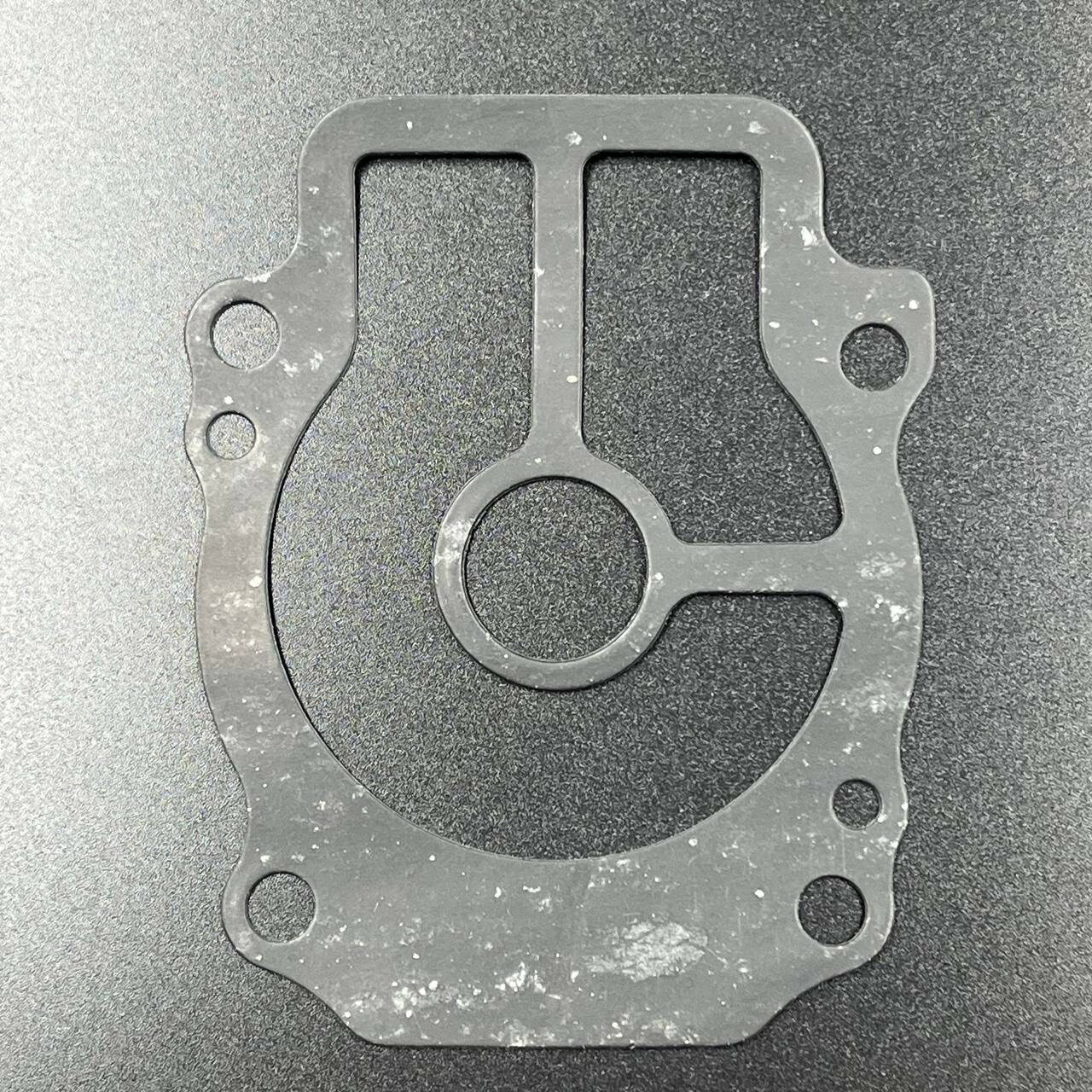 Прокладка под пластину помпы охлаждения Suzuki DF25-30(A) (Omax)