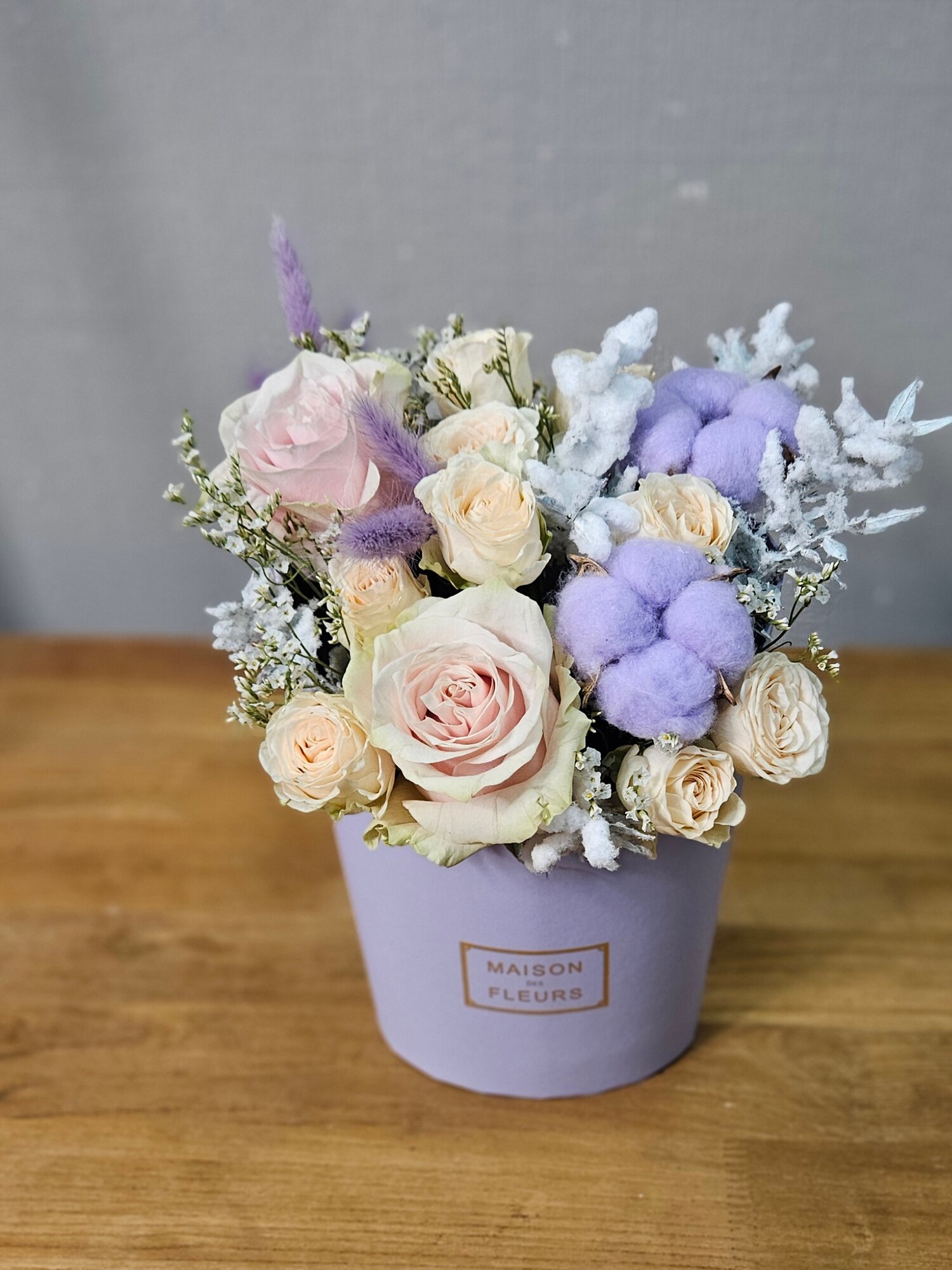 Композиция в коробке с одноголовой пастельной розой Мондиаль, пионовидной кустовой розой и сиреневым хлопком, MAXI.