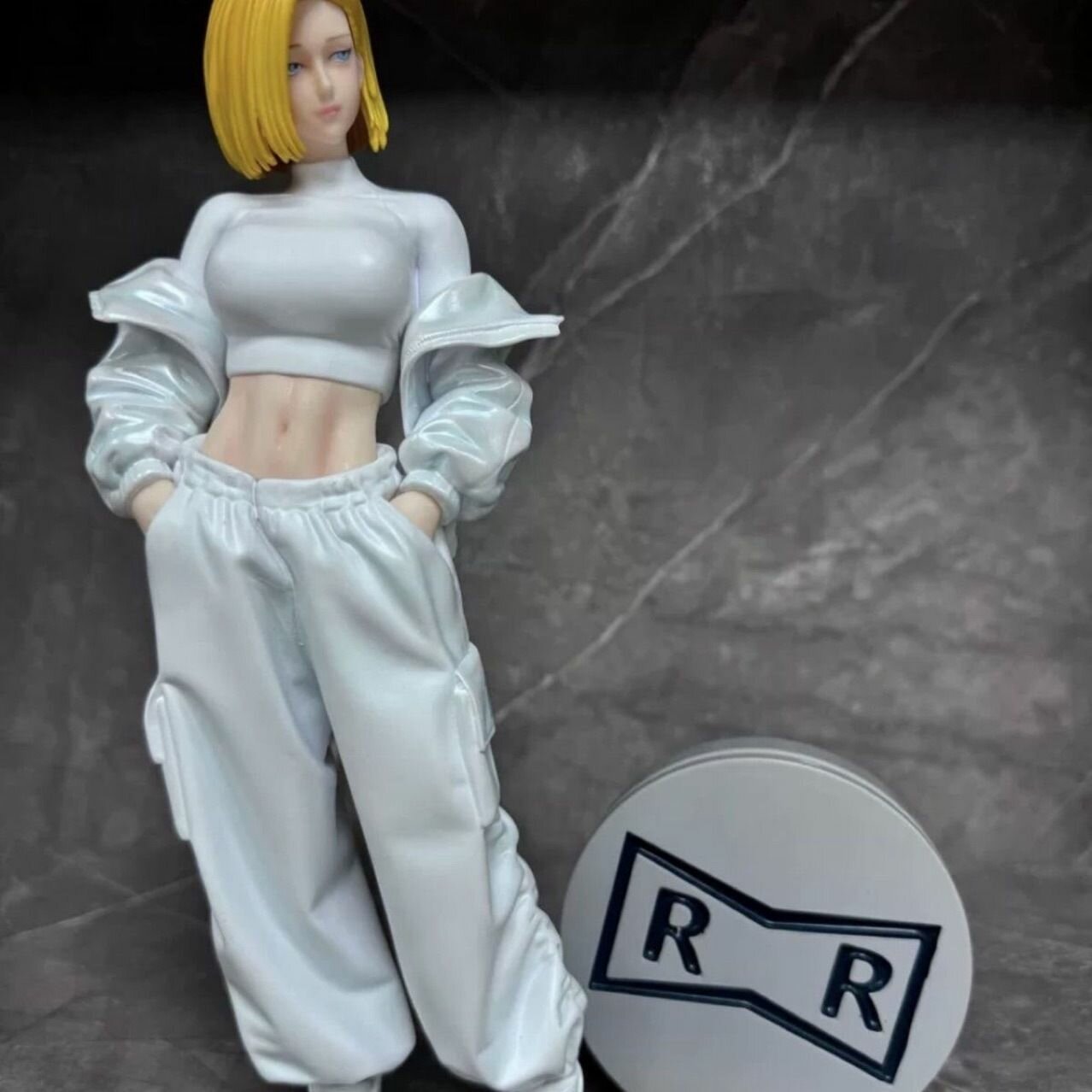 Фигурка Андроид 18 в модной одежде из аниме Жемчуг Дракона, реалистичный стиль, стоячая поза.